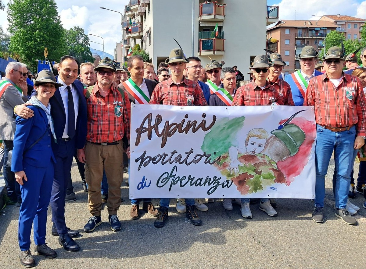 La festa degli Alpini braidesi a Biella con lo striscione disegnato da ...