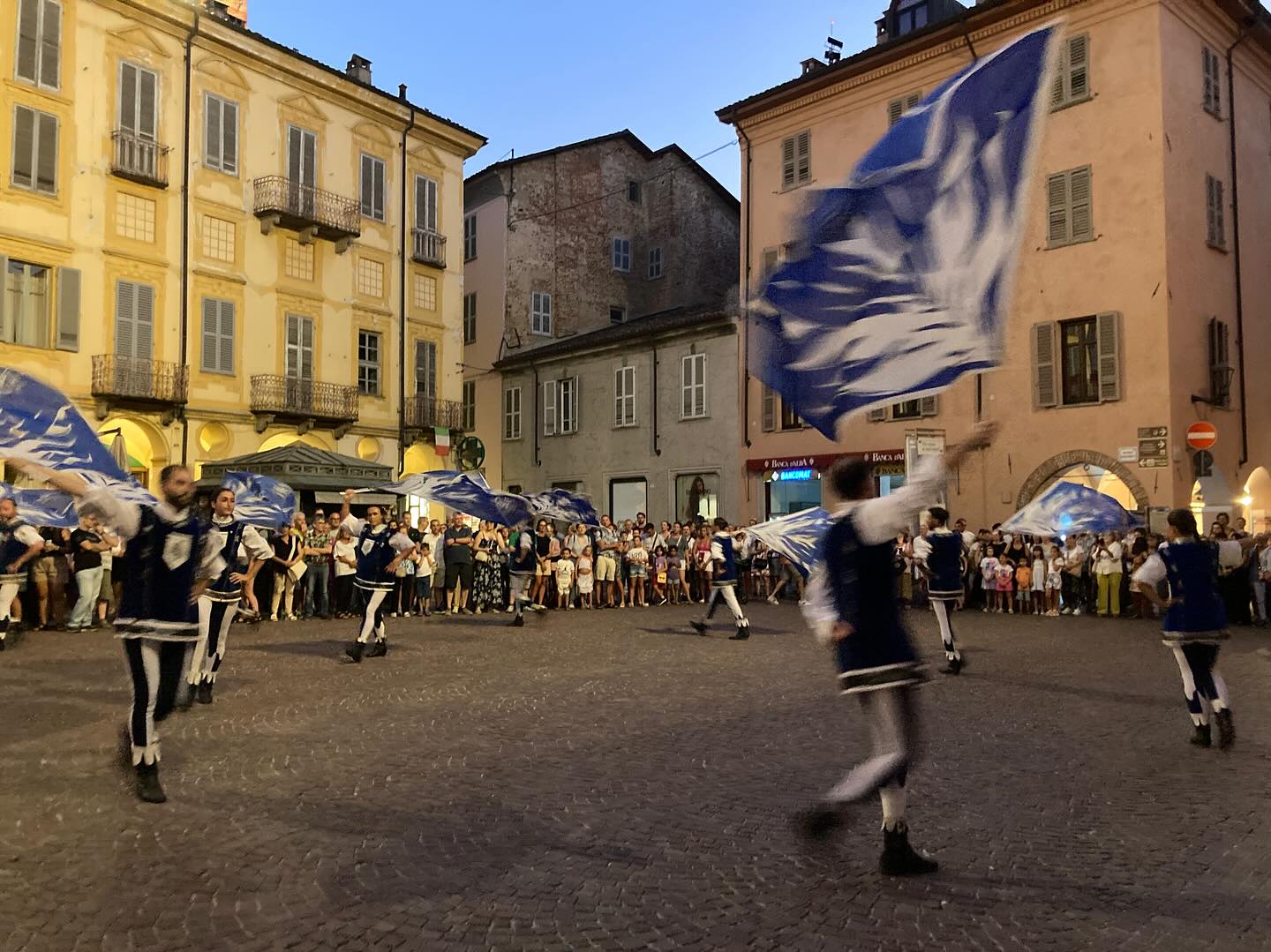 Tradizione, folclore e calici: la città di Alba ha festeggiato il ...