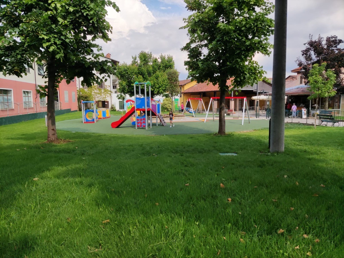 A Narzole giardini rinnovati, un percorso artistico nel viale e una ...