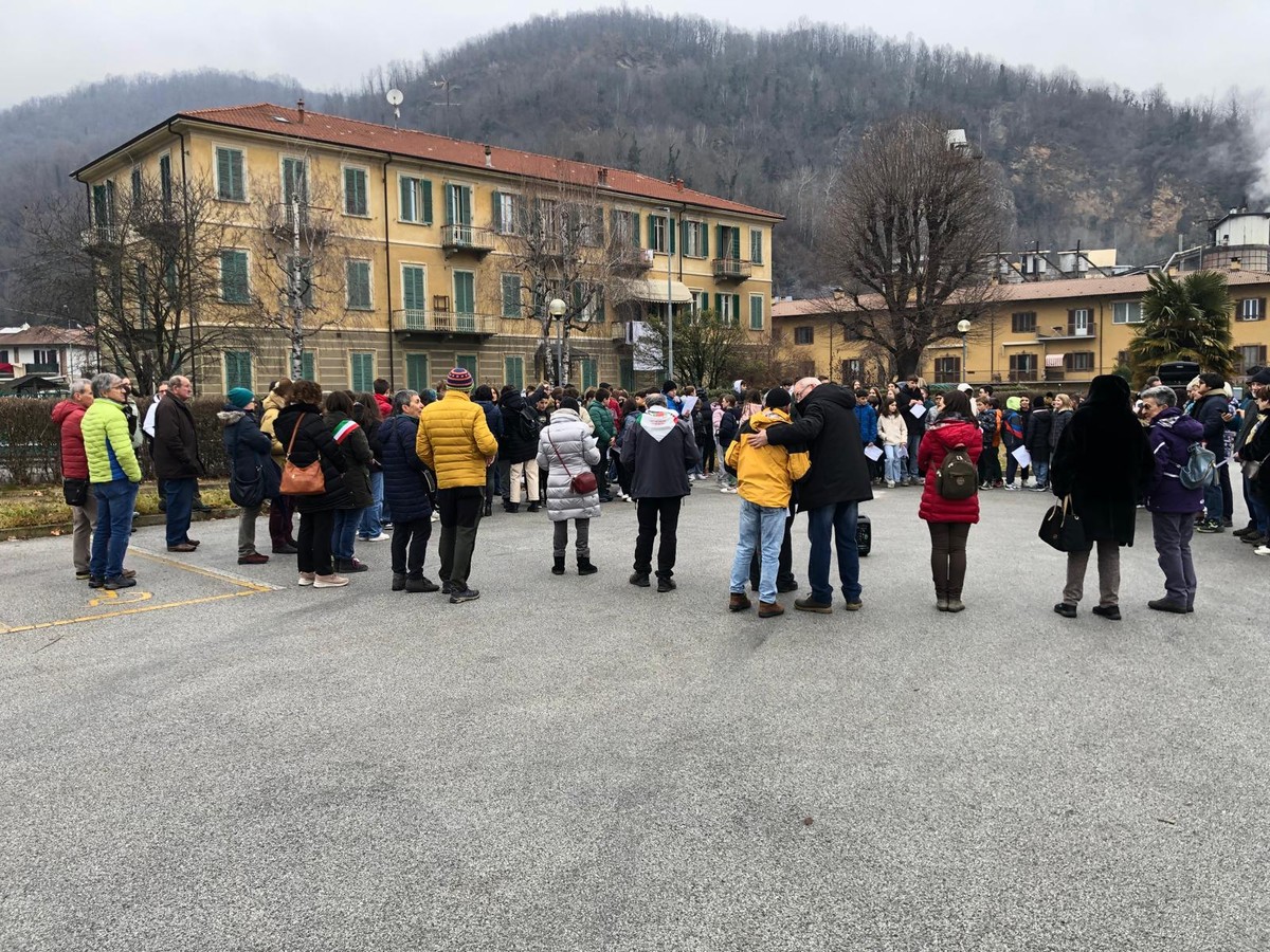 La Giornata della Memoria a Piasco con l'omaggio alla pietra d'inciampo ...