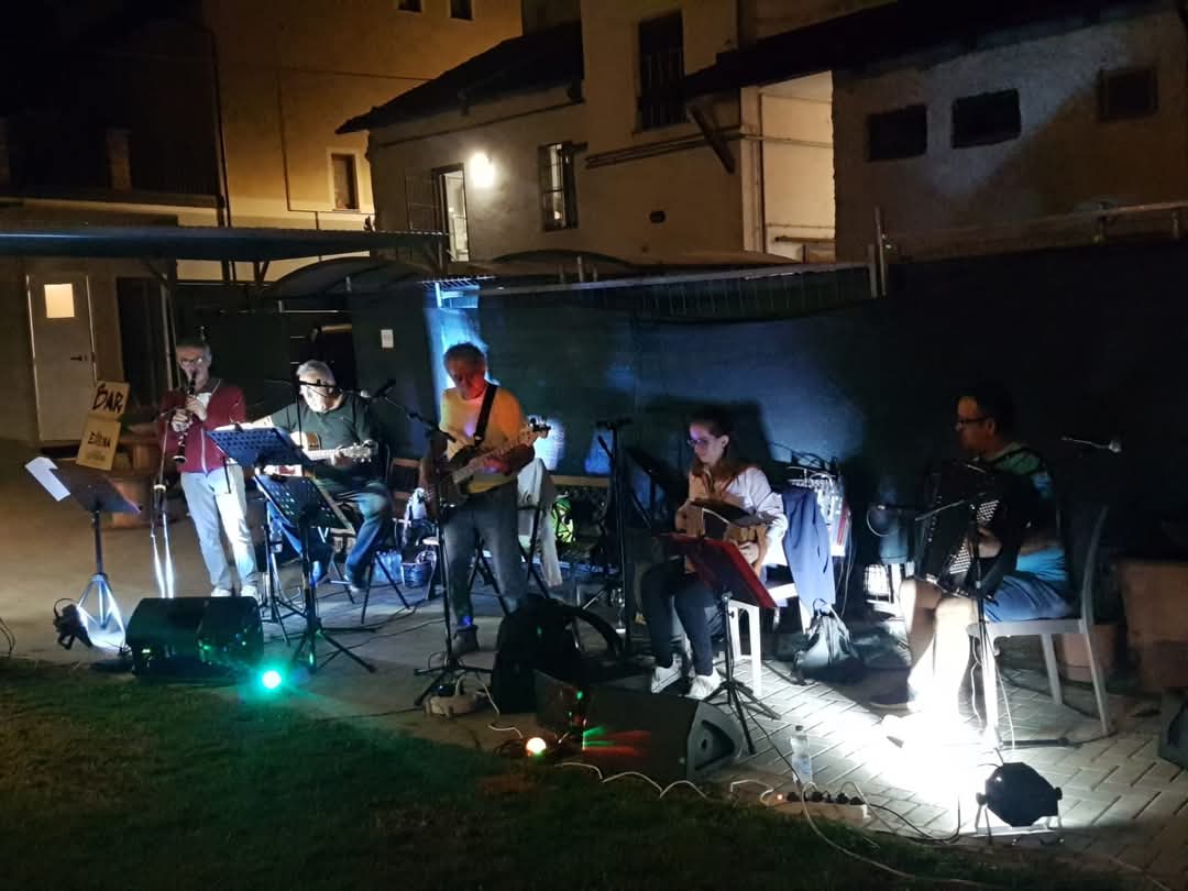 La Miki Folk Band porta la musica al Caffè Sociale di Mondovì ...