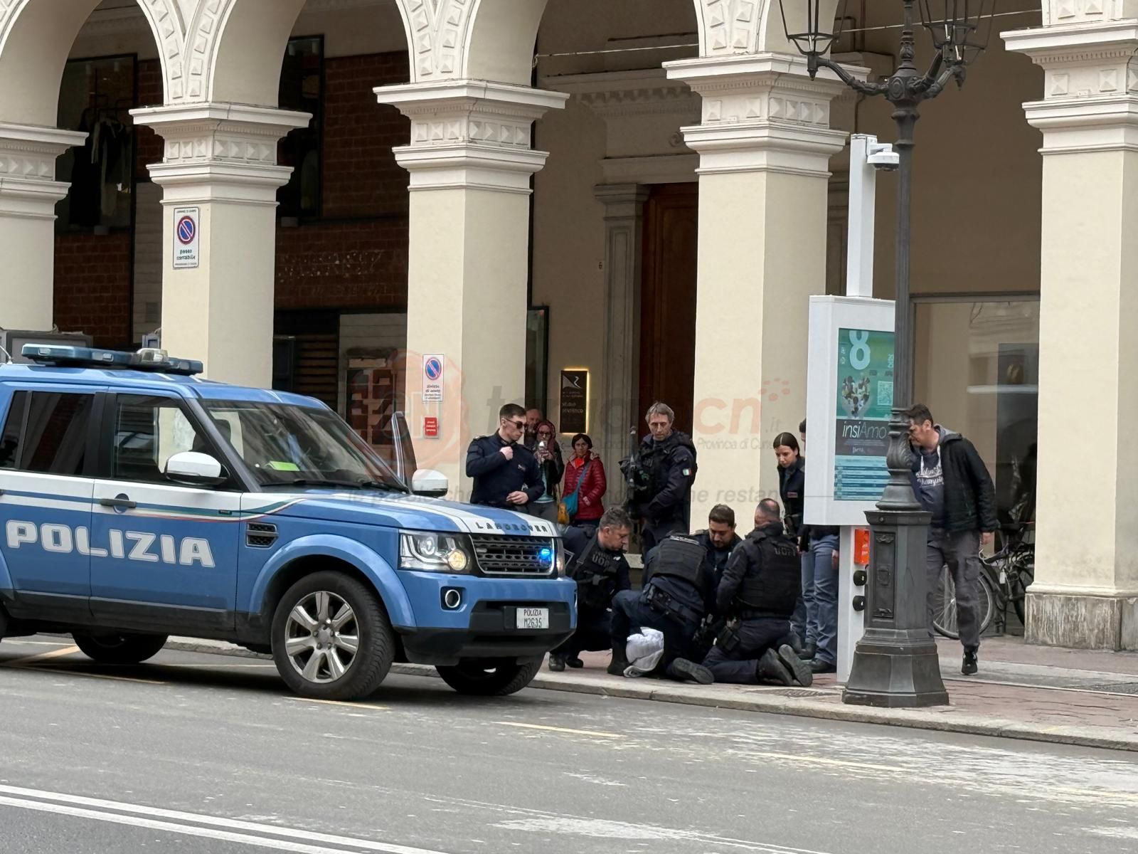 Persona armata in banca a Cuneo: interviene la squadra UOPI della ...
