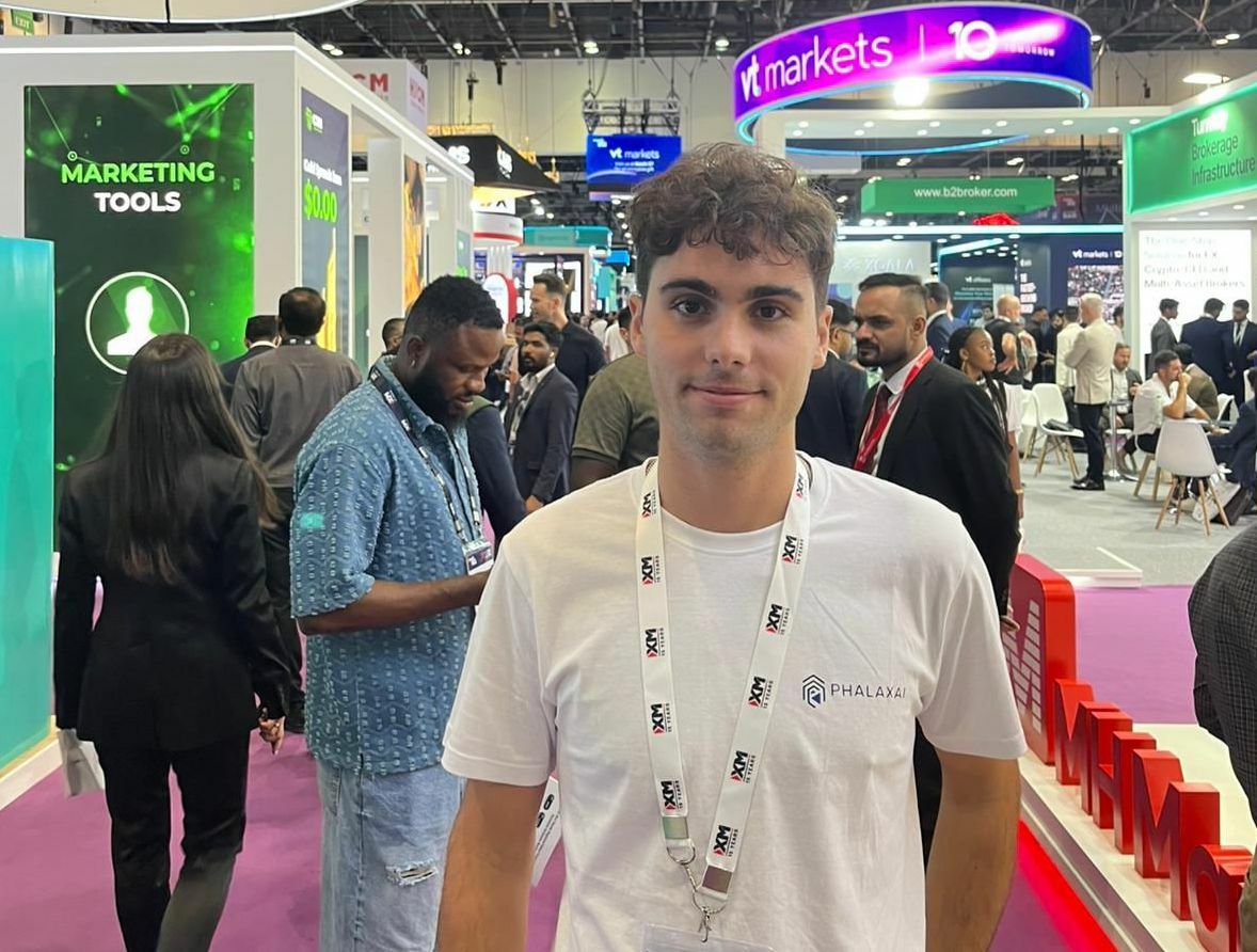 Il cuneese Giacomo Simon conquista la Forex Expo di Dubai con PhalaxAI ...