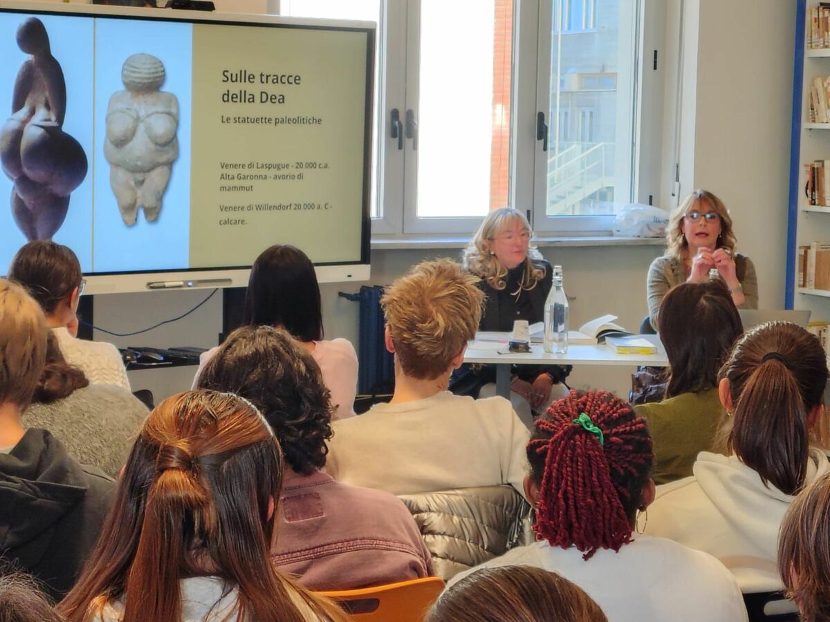 Al Liceo “De Amicis” Caffè Letterario con Patrizia Combale e Donatella ...