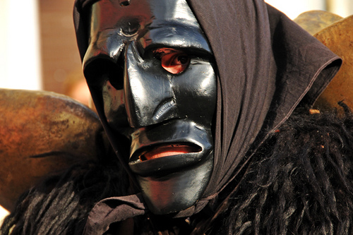 Il fuoco dei Mamuthones e ‘Is Foghidonis’, il fascino della Sardegna ...