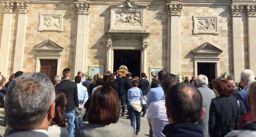 "È morto un giovane, un figlio un fratello, un compagno di scuola, di ...