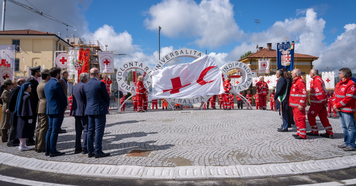 I sette principi che fondano la Croce Rossa nell'installazione "Terzo ...