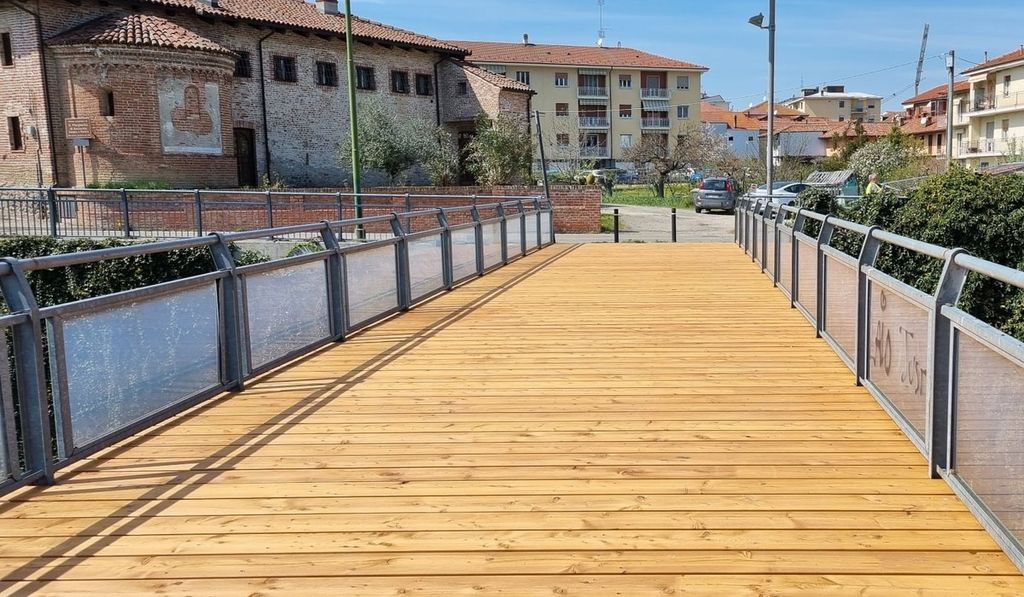 Ad Alba pronta la passerella sul torrente Cherasca: è tutta in legno ...
