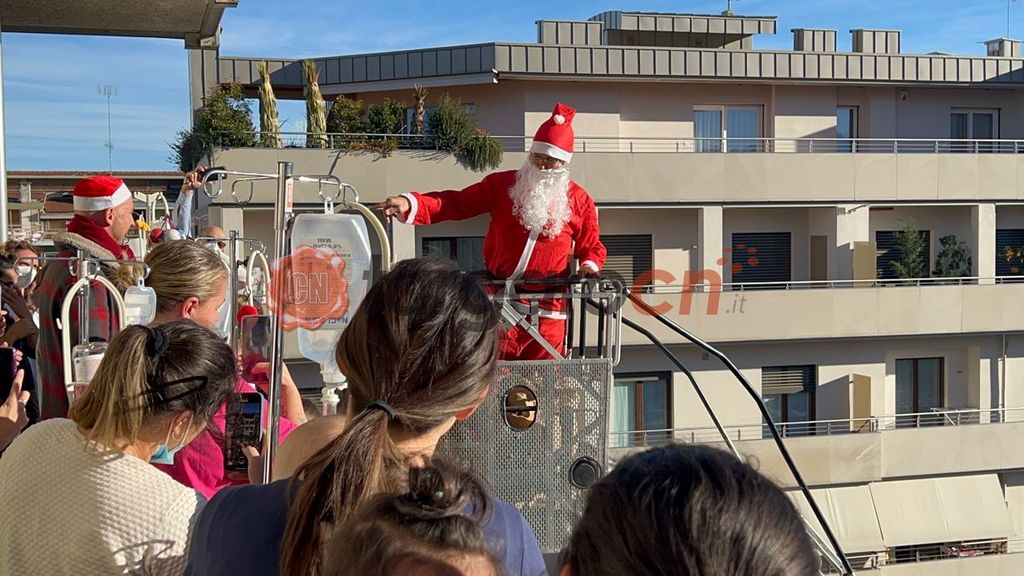 Babbo Natale sull'autoscala porta doni con i Vigili del Fuoco alla pediatria di Cuneo [FOTO E ...