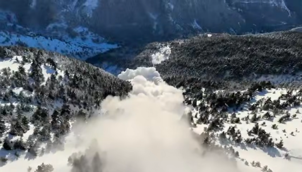 Le spettacolari immagini della valanga al tunnel di Tenda: la neve cede ...