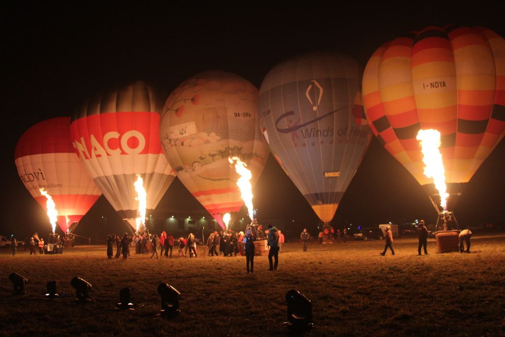 Il Raduno della mongolfiere a Mondovì si aprirà con il "Nightglow ...