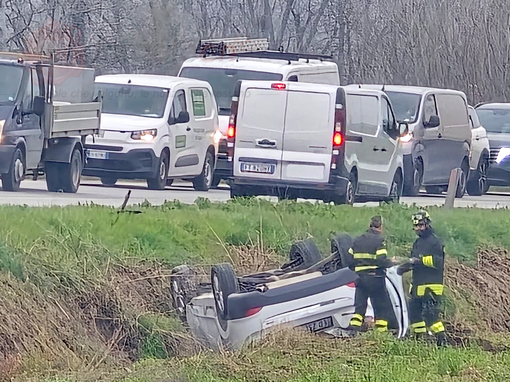 Auto esce di strada e si rovescia in un campo sulla Provinciale 7 tra ...