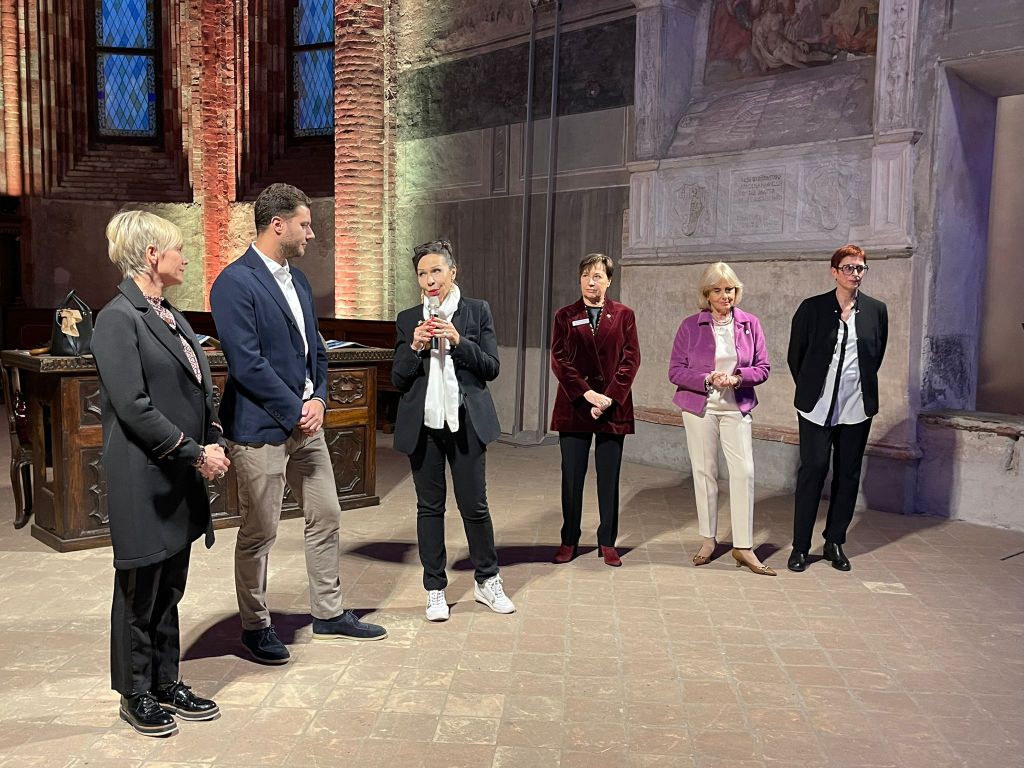 Ad Alba, in San Domenico, Elena Mirò presenta “Armonie femminili ...