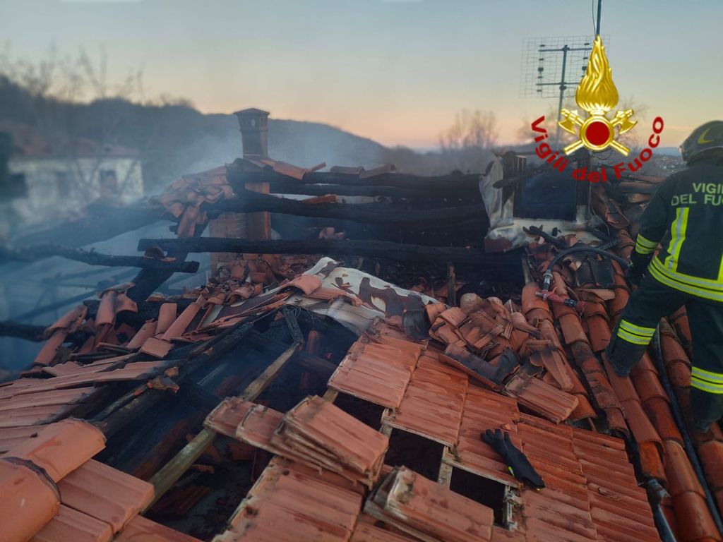 Incendio tetto a Monastero Vasco, vigili del fuoco sul posto - Targatocn.it