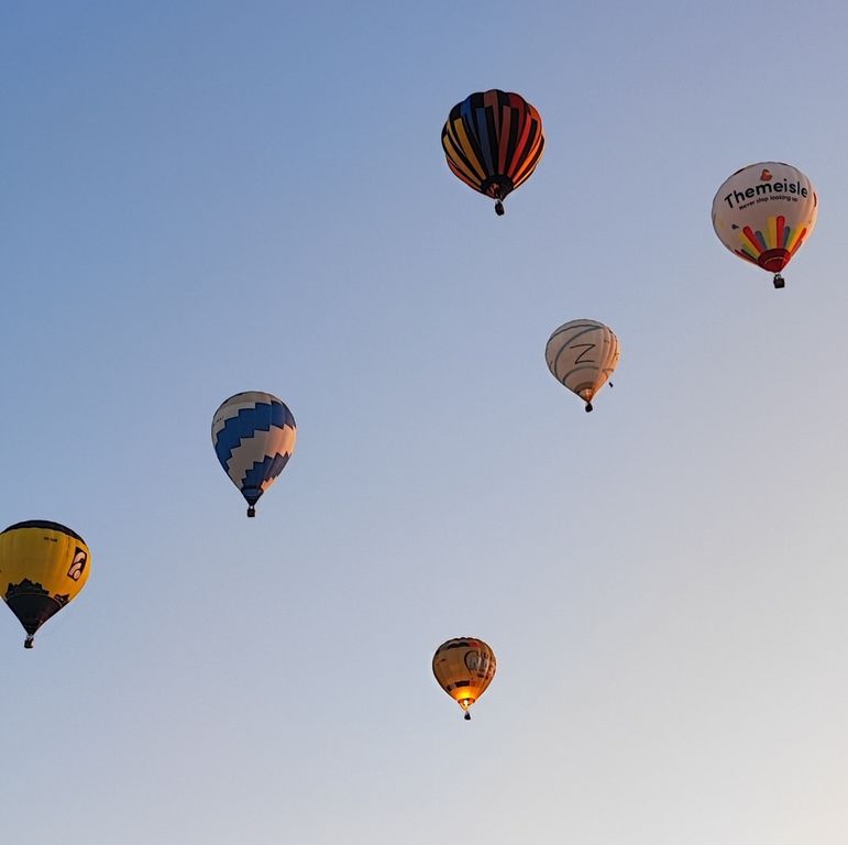 Vent'anni dell'Aero Club di Mondovì, mongolfiere in volo dall'alba ...